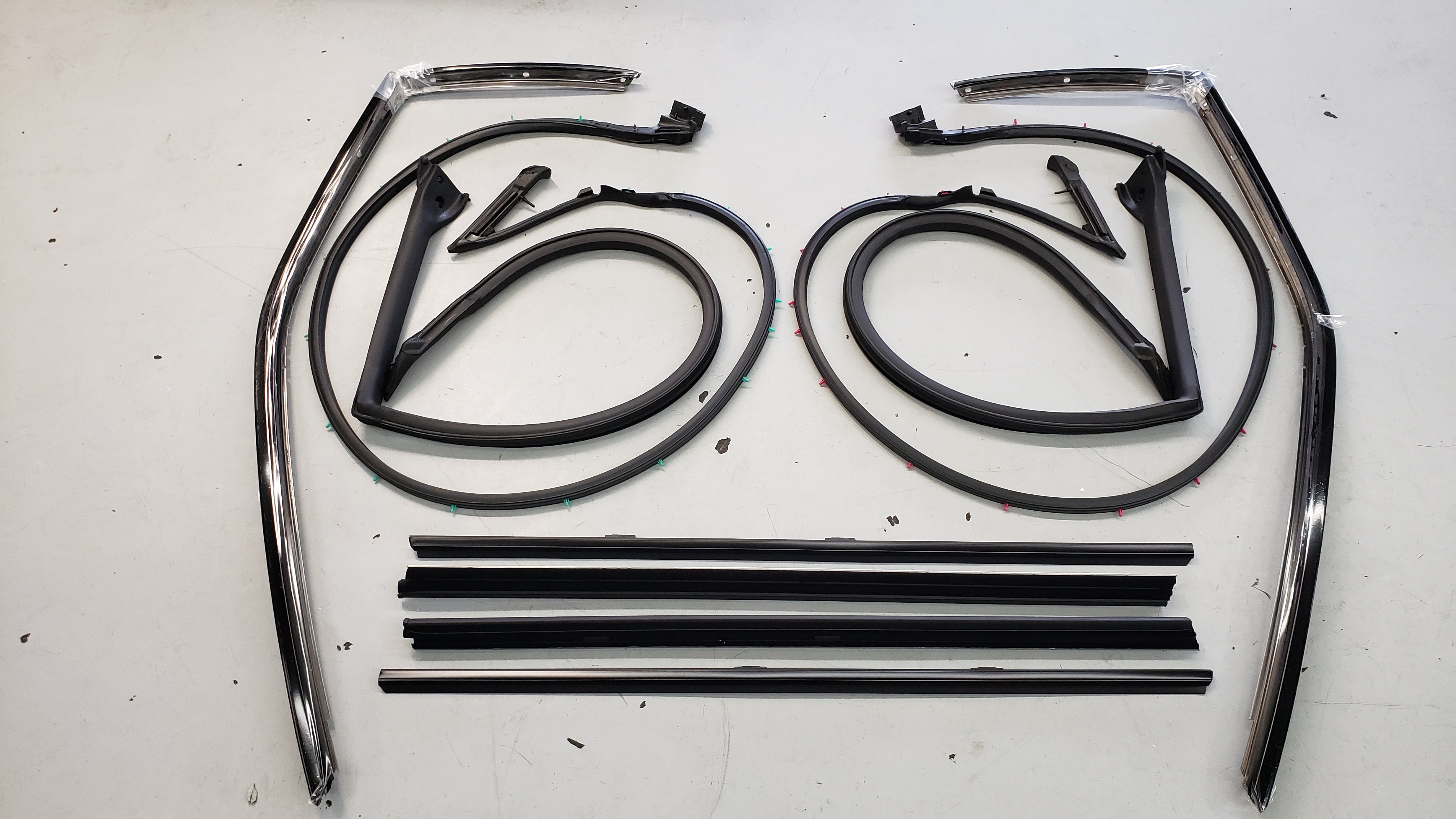 R32 Complete Side trim and Seal Collection – U.P.garage